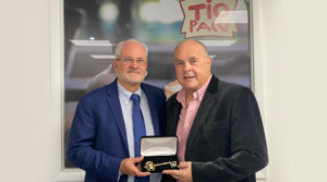 Tio Paco recibe las llaves de Medley - Doral Family Journal