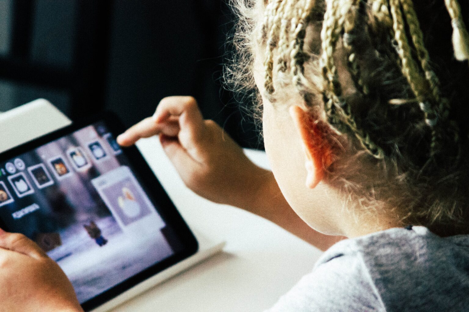 Cell phones and tablets increase risk of speech delay in children